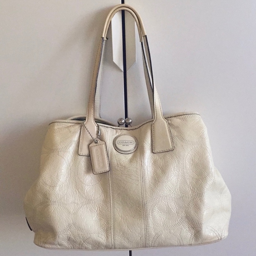 Coach Ivory Purse With Lime Green Lining - Gem